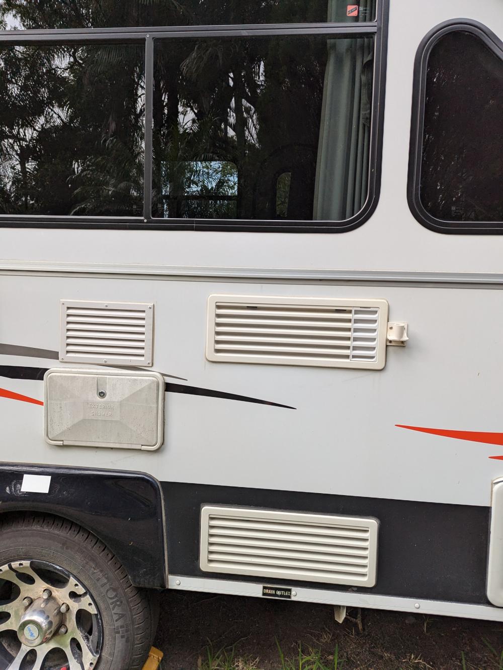 620691111 Thetford Exhaust Vent Insert Suit Top..Vent White