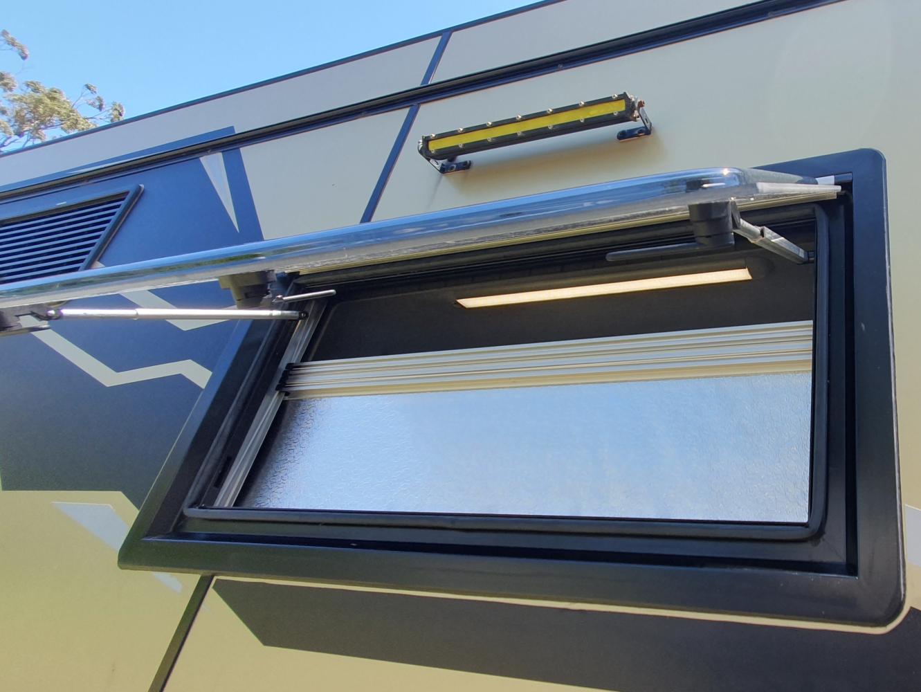 Mobicool CHAL Caravan Window W Screen & Blind, W900xH450mm