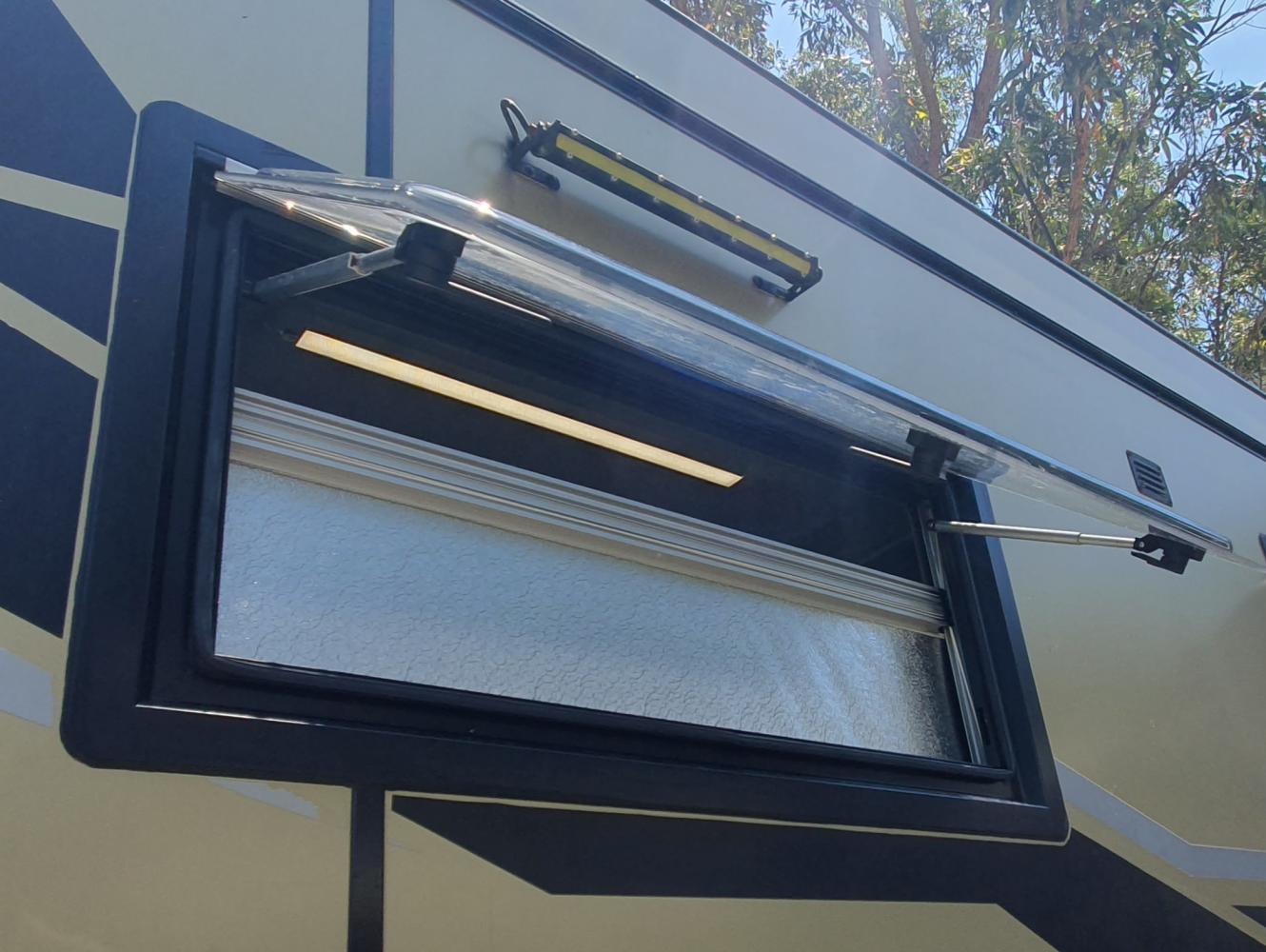 Mobicool CHAL Caravan Window W Screen & Blind, W900xH450mm