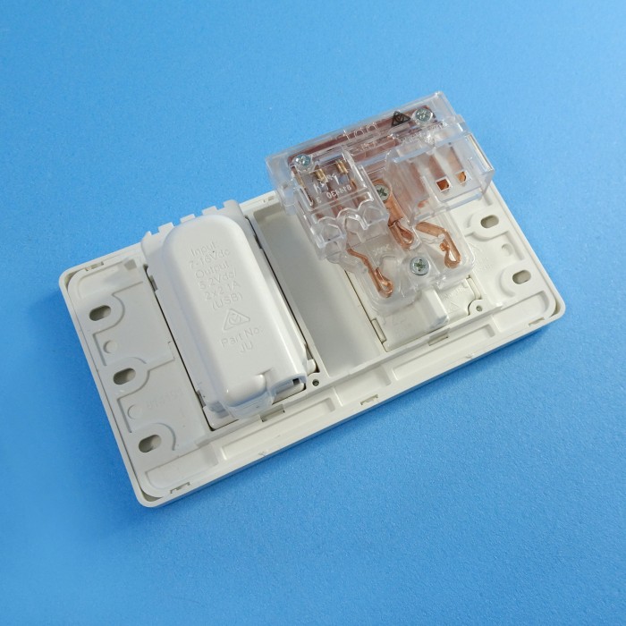 CMS J-Series Single Power Point W Dual 2.1A USB..Pole White